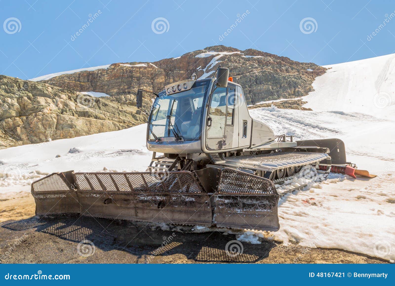 Snowcat stock afbeelding. Image of voorbereiding, kruipster - 48167421