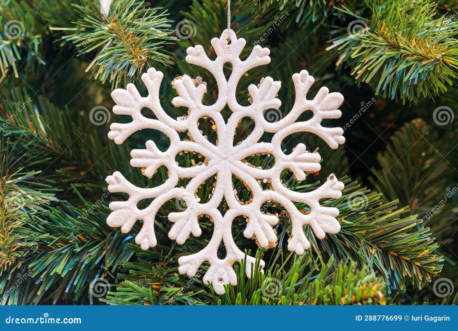Snowflake on the Tree. Background with Selective Focus and Copy Space ...