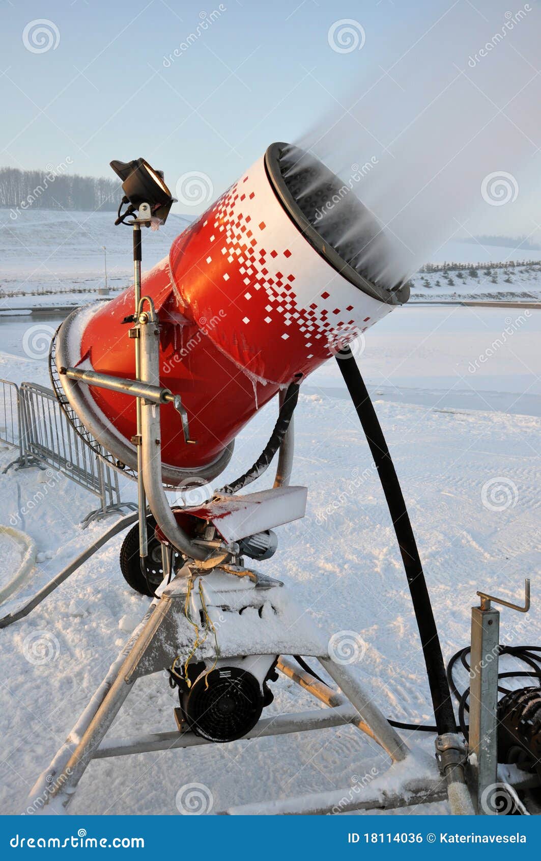 Snowmaker stock foto. Image of wolk, winter, verspreiding - 18114036