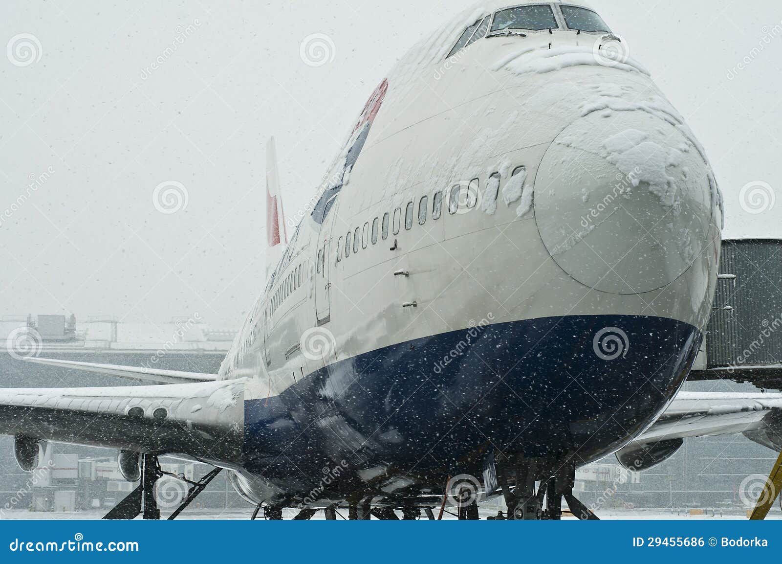 Snowstorm at Heathrow Airport Editorial Photo - Image of chaotic ...
