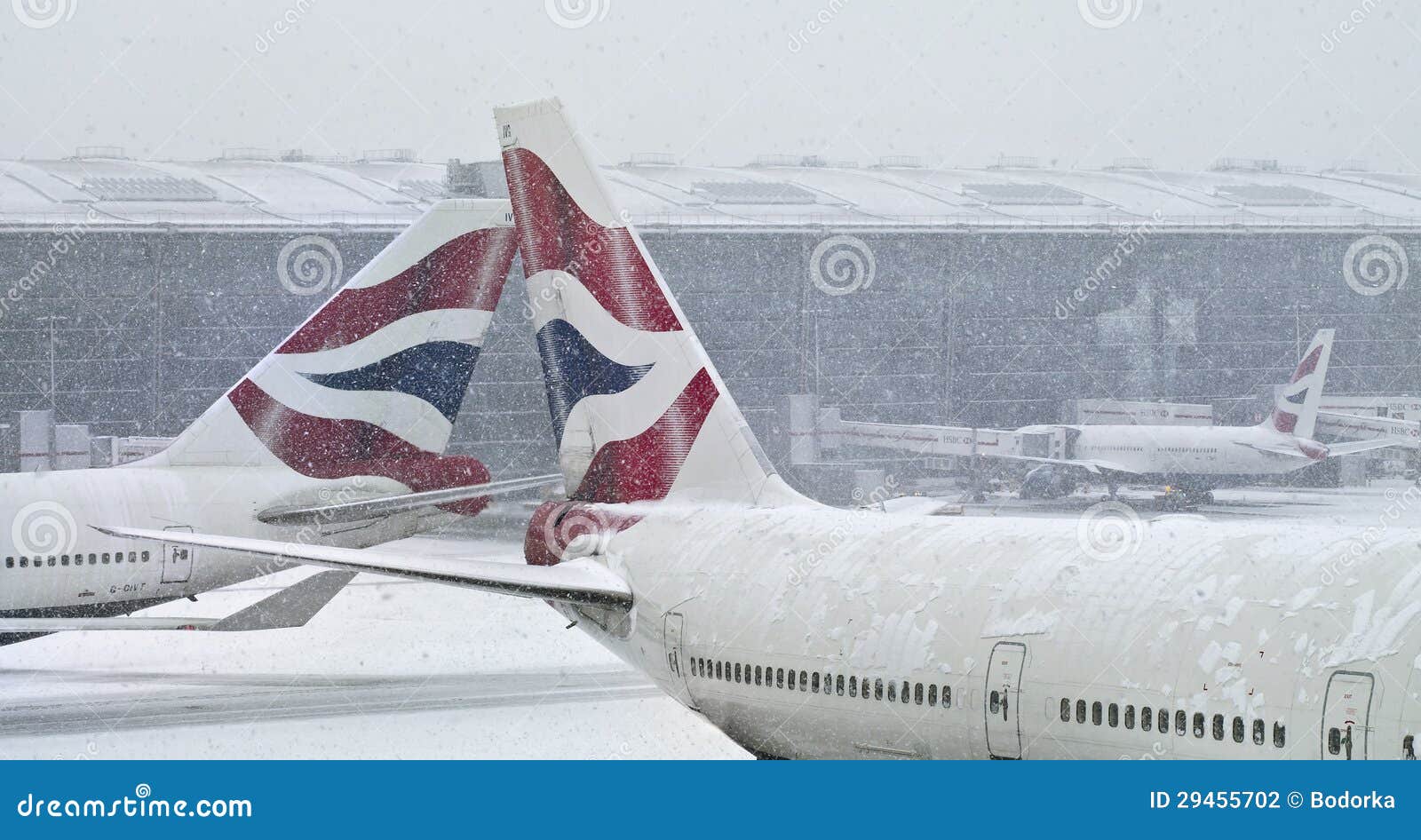 Snowstorm at Heathrow Airport Editorial Photography - Image of weather ...