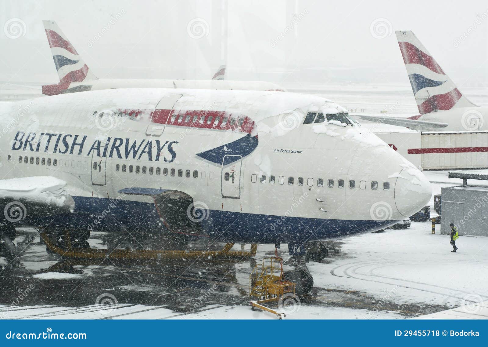 Snowstorm at Heathrow Airport Editorial Stock Photo - Image of airport ...