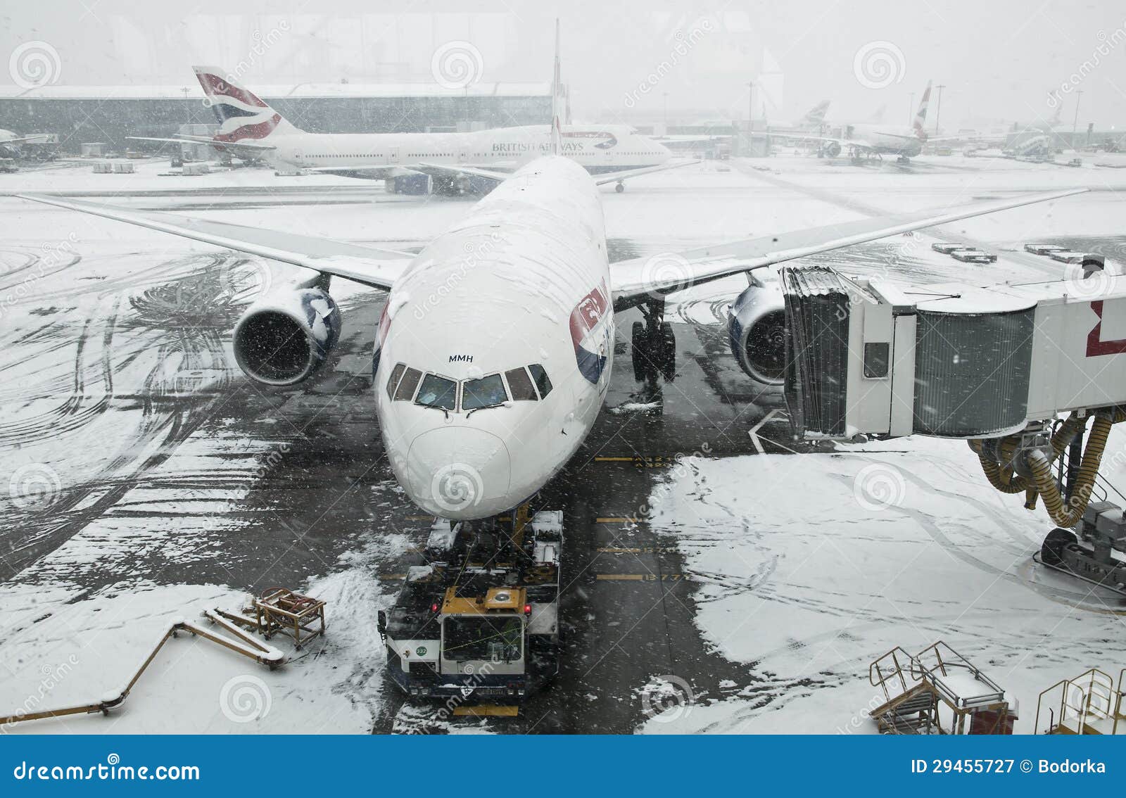 Snowstorm at Heathrow Airport Editorial Photography - Image of time ...