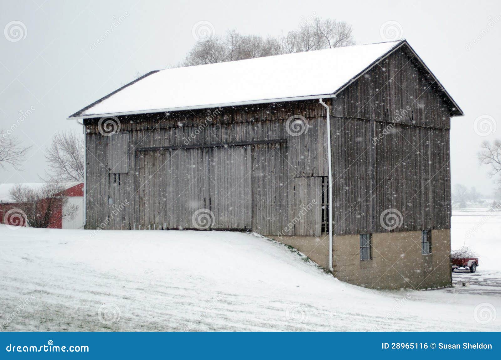 Snowy barn stock photo. Image of snow, rural, frosty - 28965116