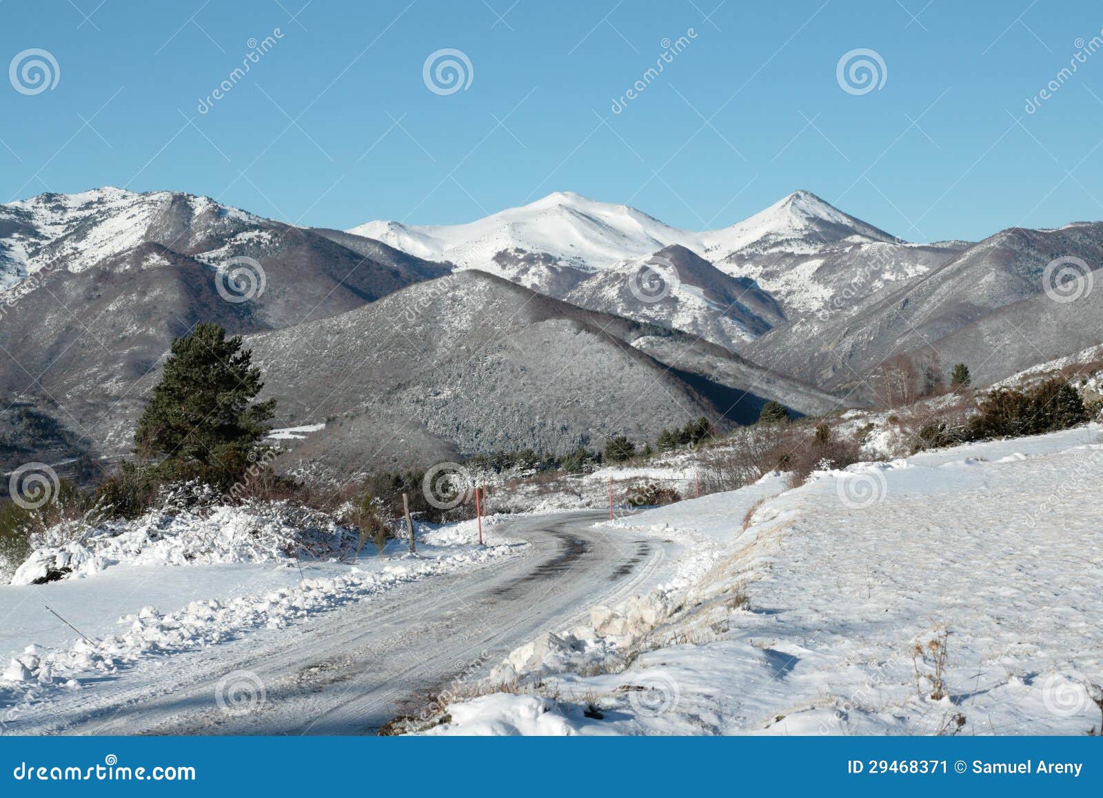 Snowy mountain in Pyrenees stock image. Image of season - 29468371