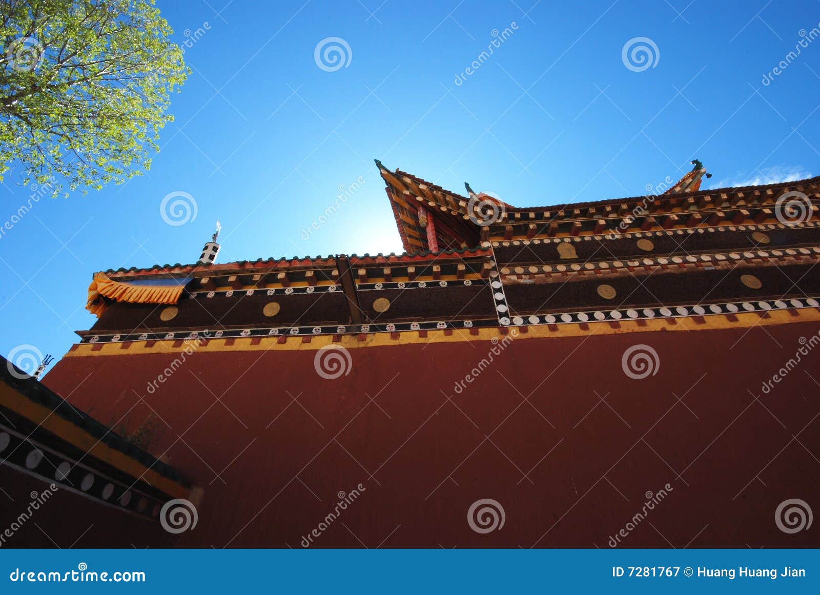 Sob o templo da luz solar imagem de stock. Imagem de reverente - 7281767