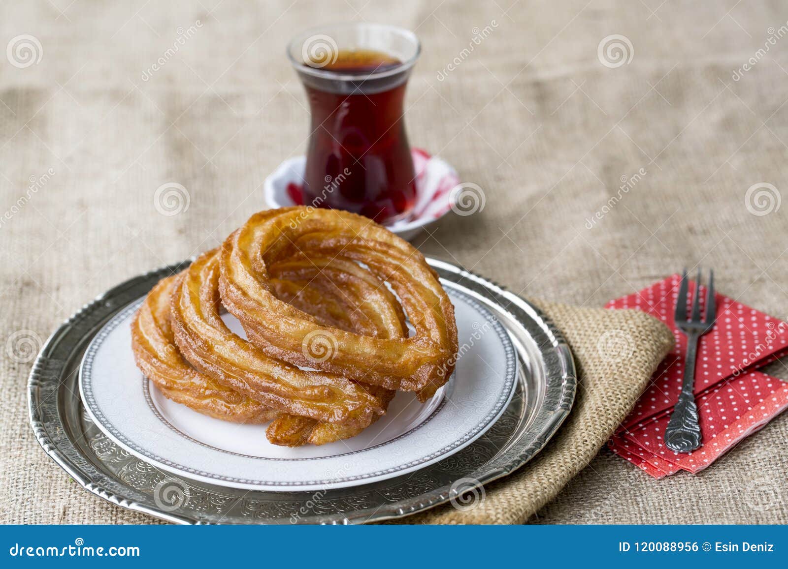Sobremesa Turca; Tatli Do Halka Foto de Stock - Imagem de isolado ...