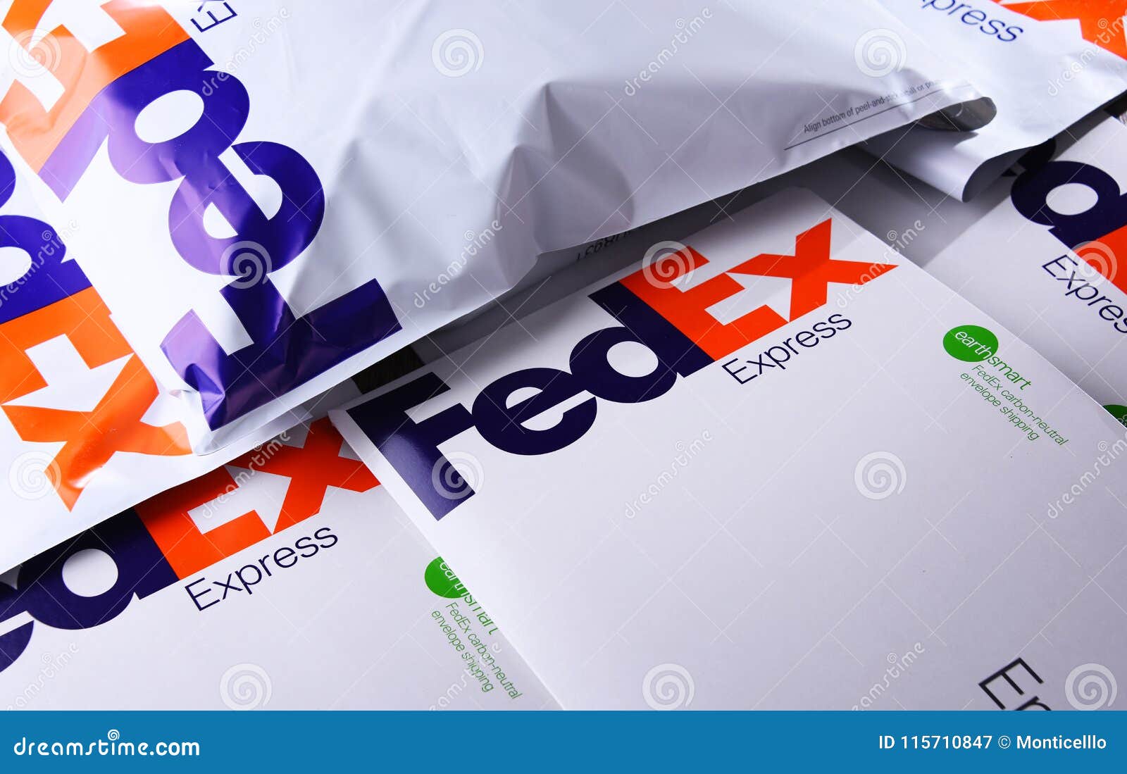 Sobres y paquetes de Fedex fotografía editorial. Imagen de mensajero ...