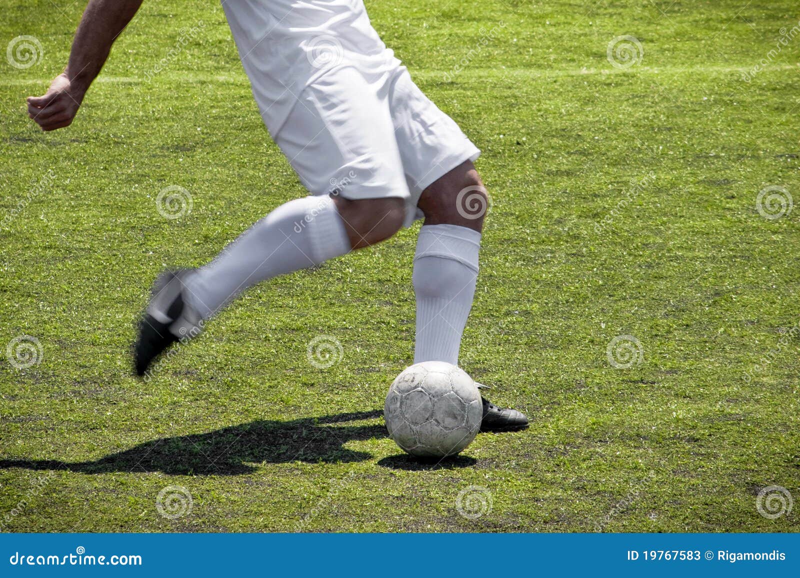 Soccer player free kick stock image. Image of game, athlete - 19767583