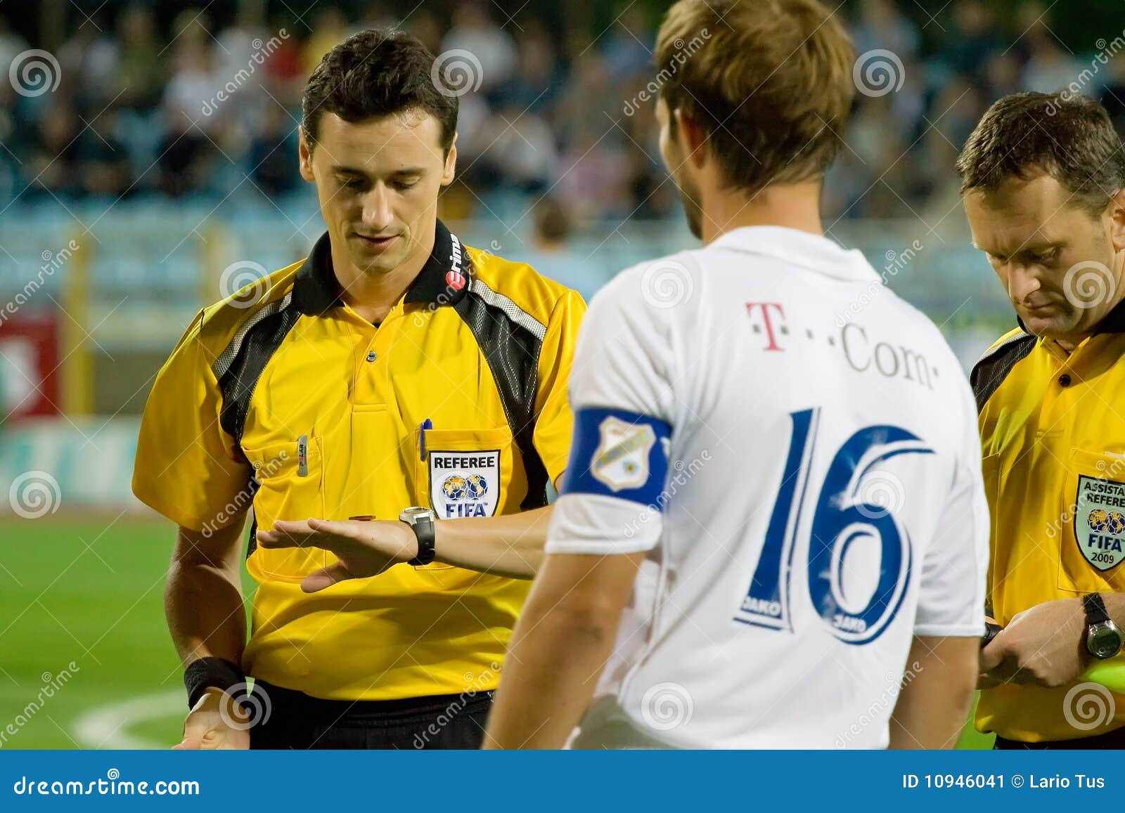Soccer referee editorial photo. Image of soccer, coin - 10946041