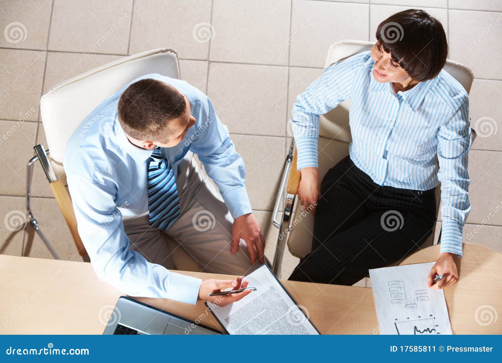 Soci d'interazione immagine stock. Immagine di capo, ufficio - 17585811