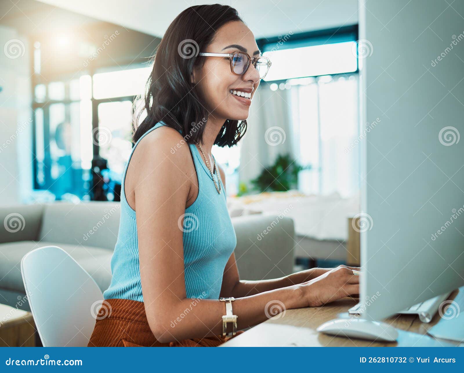 Social Media Agent with Computer Browsing Online, Typing and Replying ...