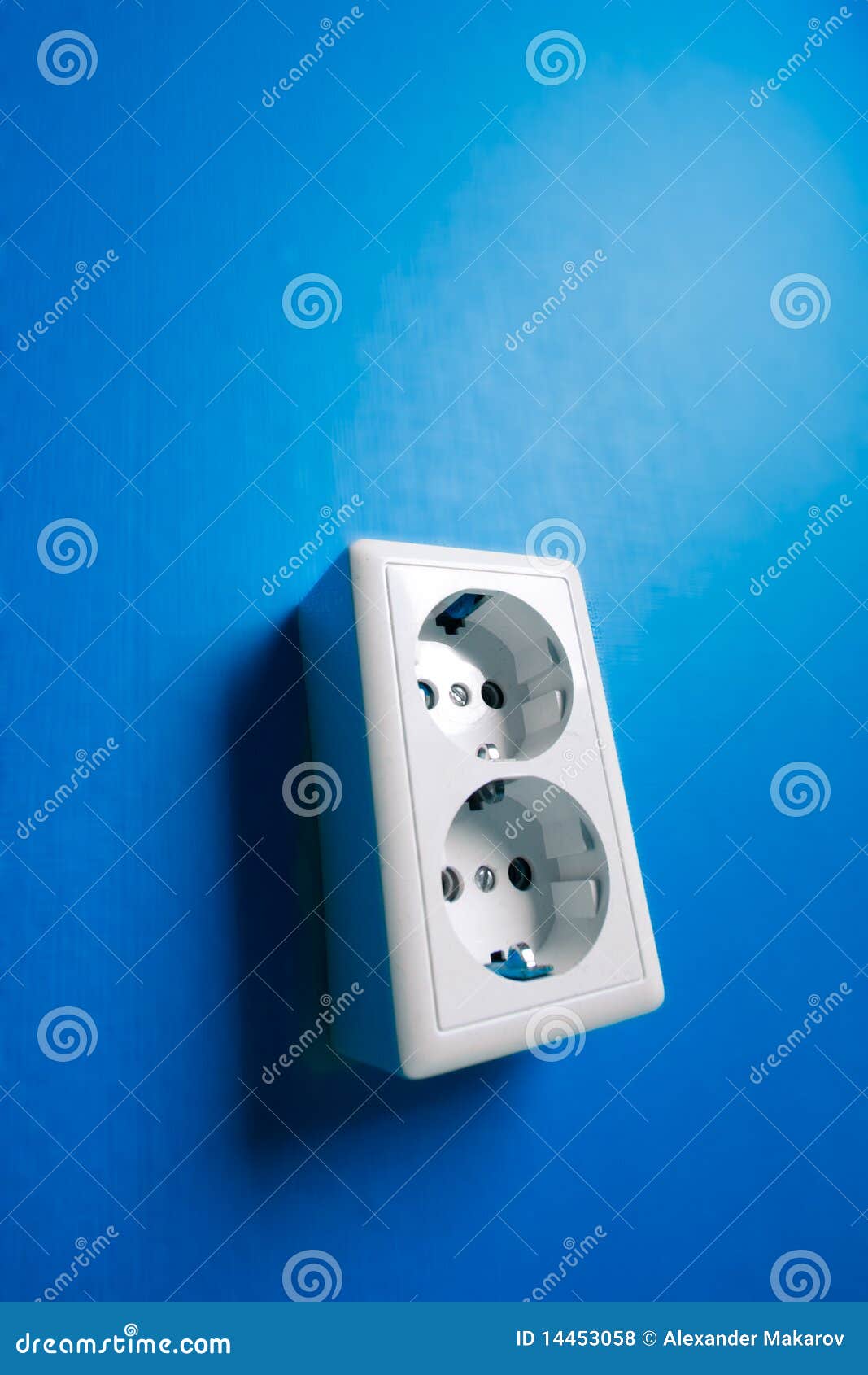 Socket Eléctrico Blanco En La Pared. Foto de archivo - Imagen de doble ...