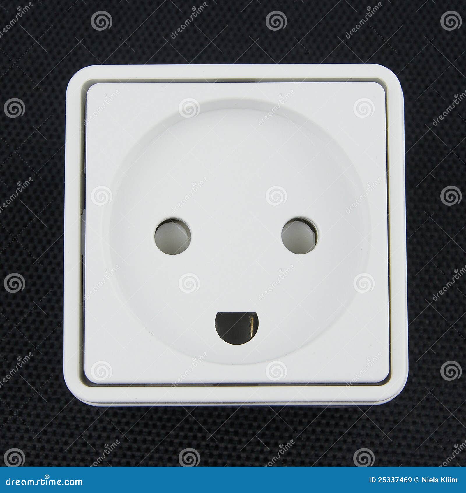 Socket Eléctrico En Fondo Negro Imagen de archivo - Imagen de conectado ...