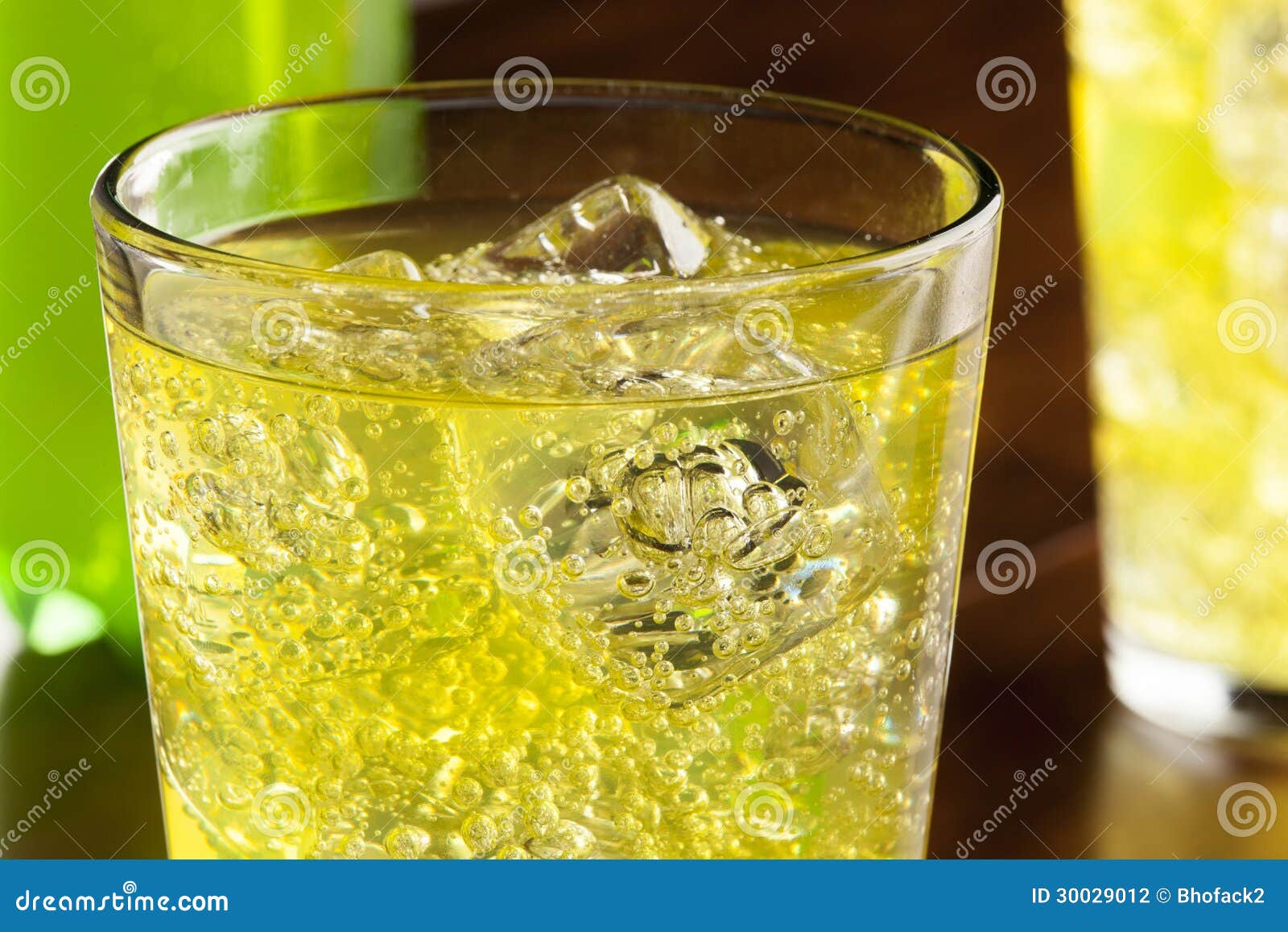 Soda Verde Da Bebida Da Energia Foto de Stock - Imagem de linha, gelo ...