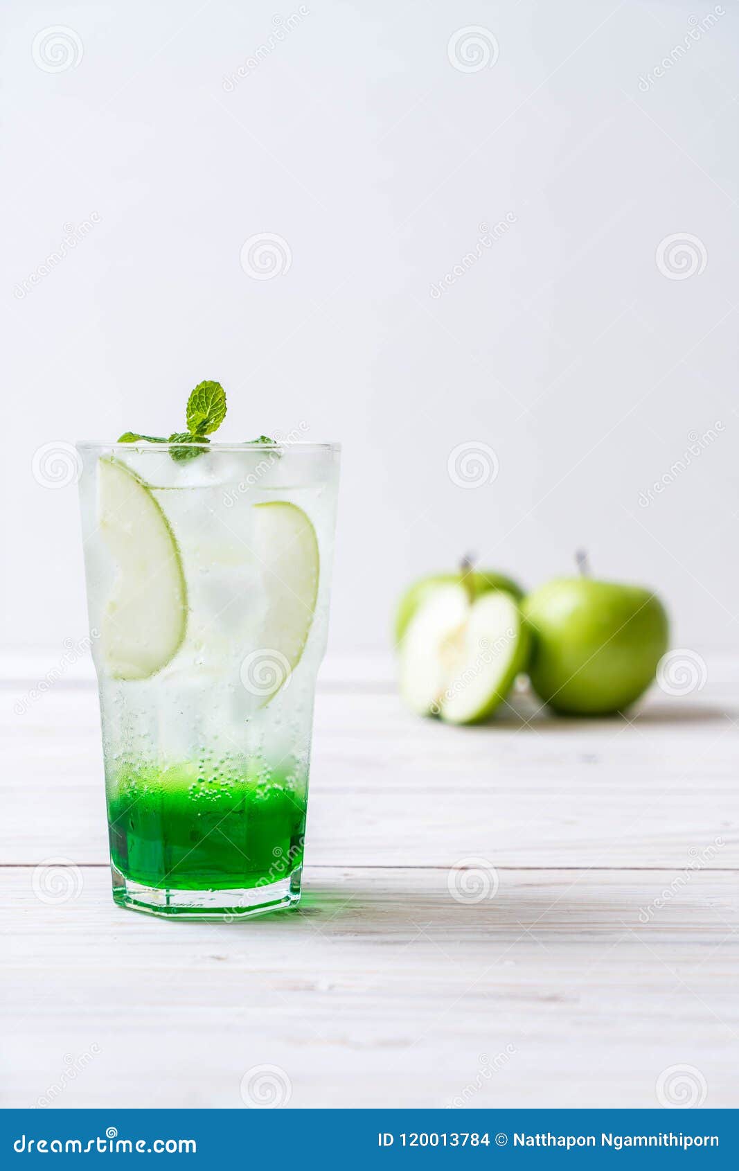 Soda verde de la manzana foto de archivo. Imagen de verde - 120013784