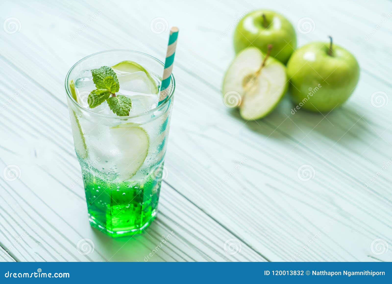 Soda verde de la manzana foto de archivo. Imagen de cristal - 120013832