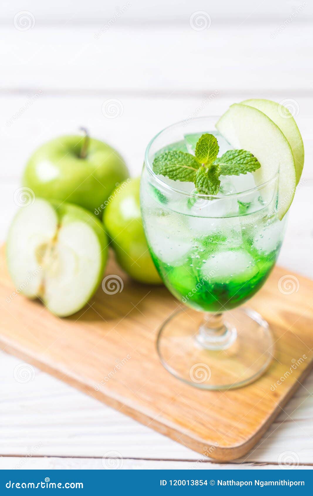 Soda verde de la manzana foto de archivo. Imagen de fruta - 120013854