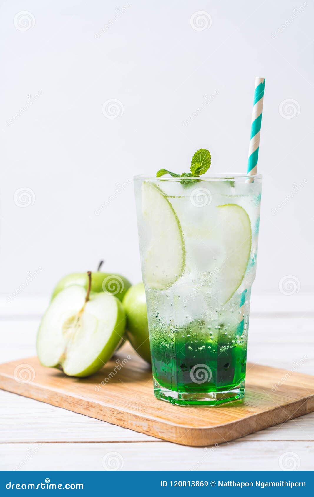 Soda verde de la manzana imagen de archivo. Imagen de soda - 120013869