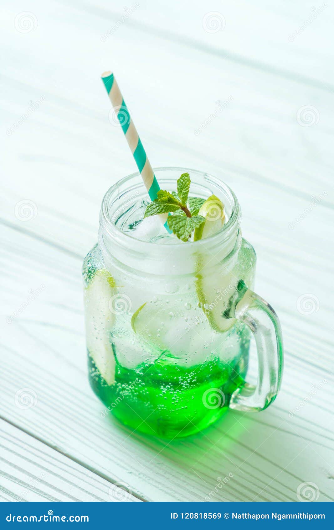 Soda verde de la manzana imagen de archivo. Imagen de manzana - 120818569