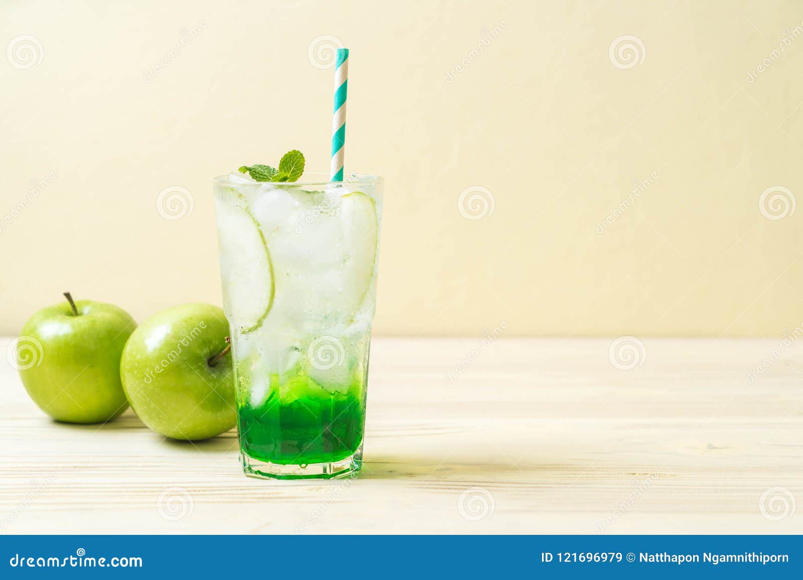 Soda verde de la manzana imagen de archivo. Imagen de soda - 121696979