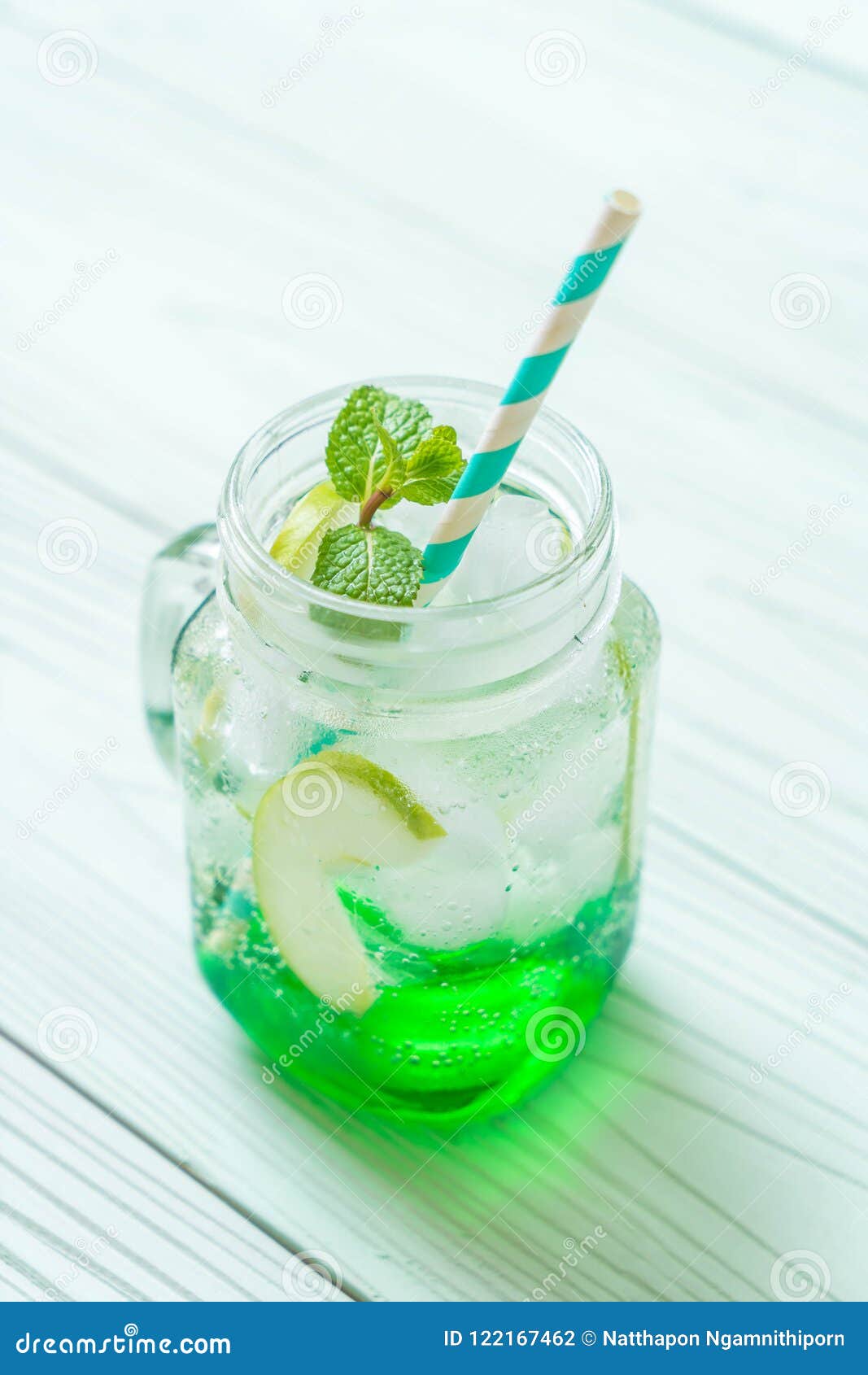 Soda verde de la manzana foto de archivo. Imagen de coctel - 122167462