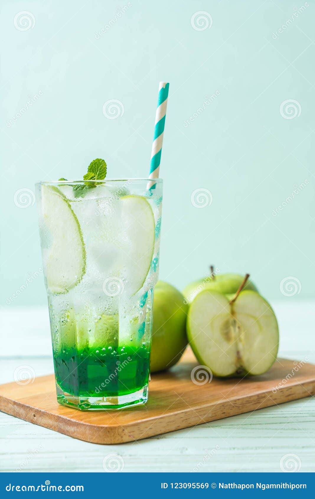 Soda verde de la manzana imagen de archivo. Imagen de frescura - 123095569