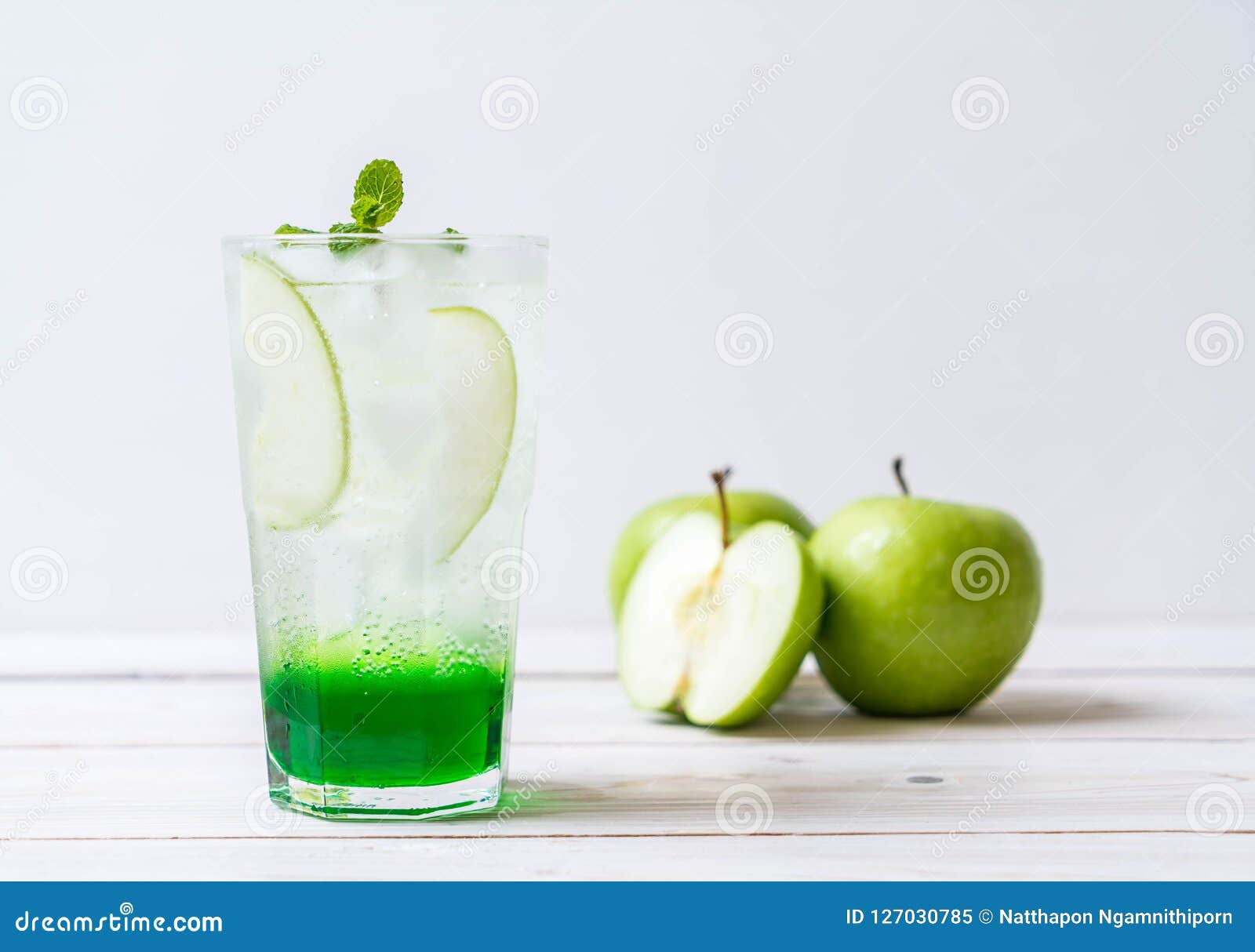 Soda verde de la manzana imagen de archivo. Imagen de jugo - 127030785