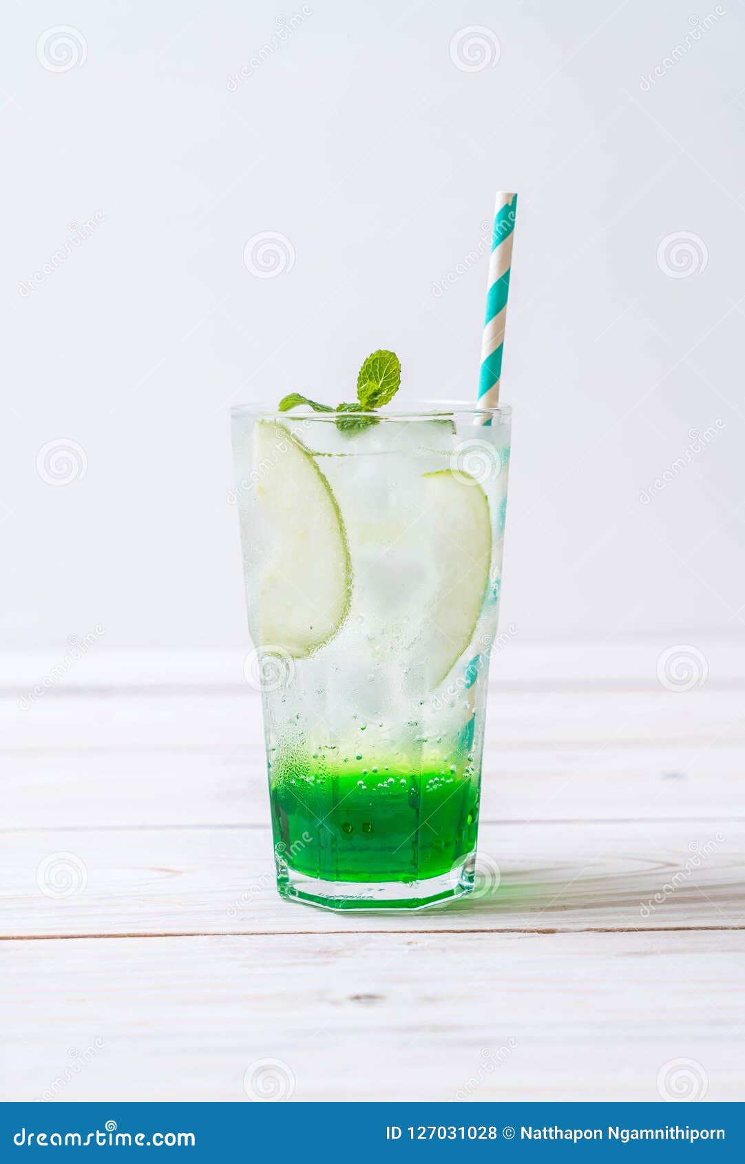 Soda verde de la manzana foto de archivo. Imagen de soda - 127031028