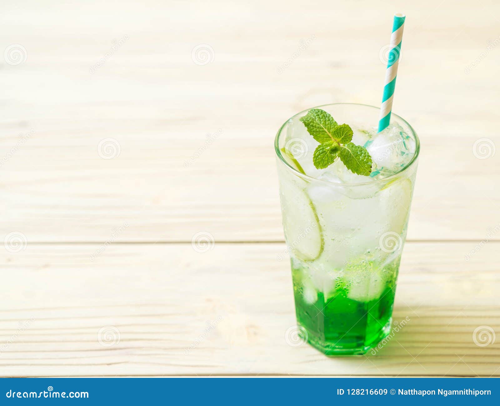 Soda verde de la manzana imagen de archivo. Imagen de verano - 128216609