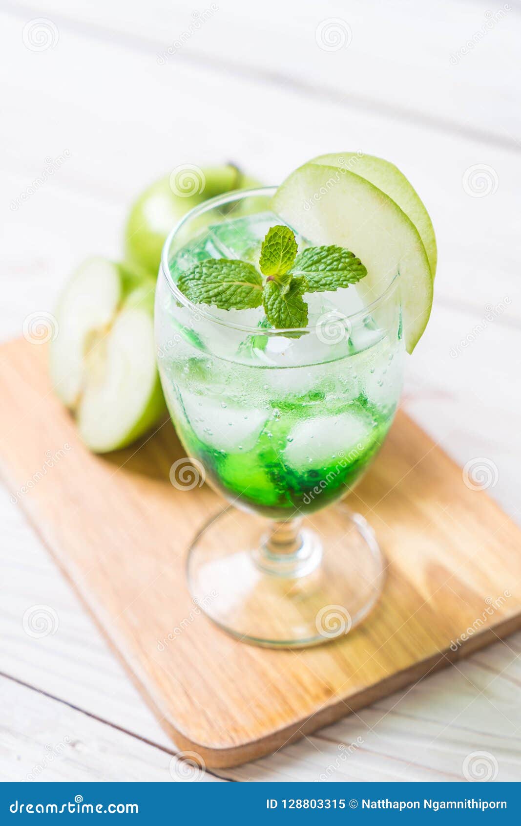 Soda verde de la manzana imagen de archivo. Imagen de aislado - 128803315