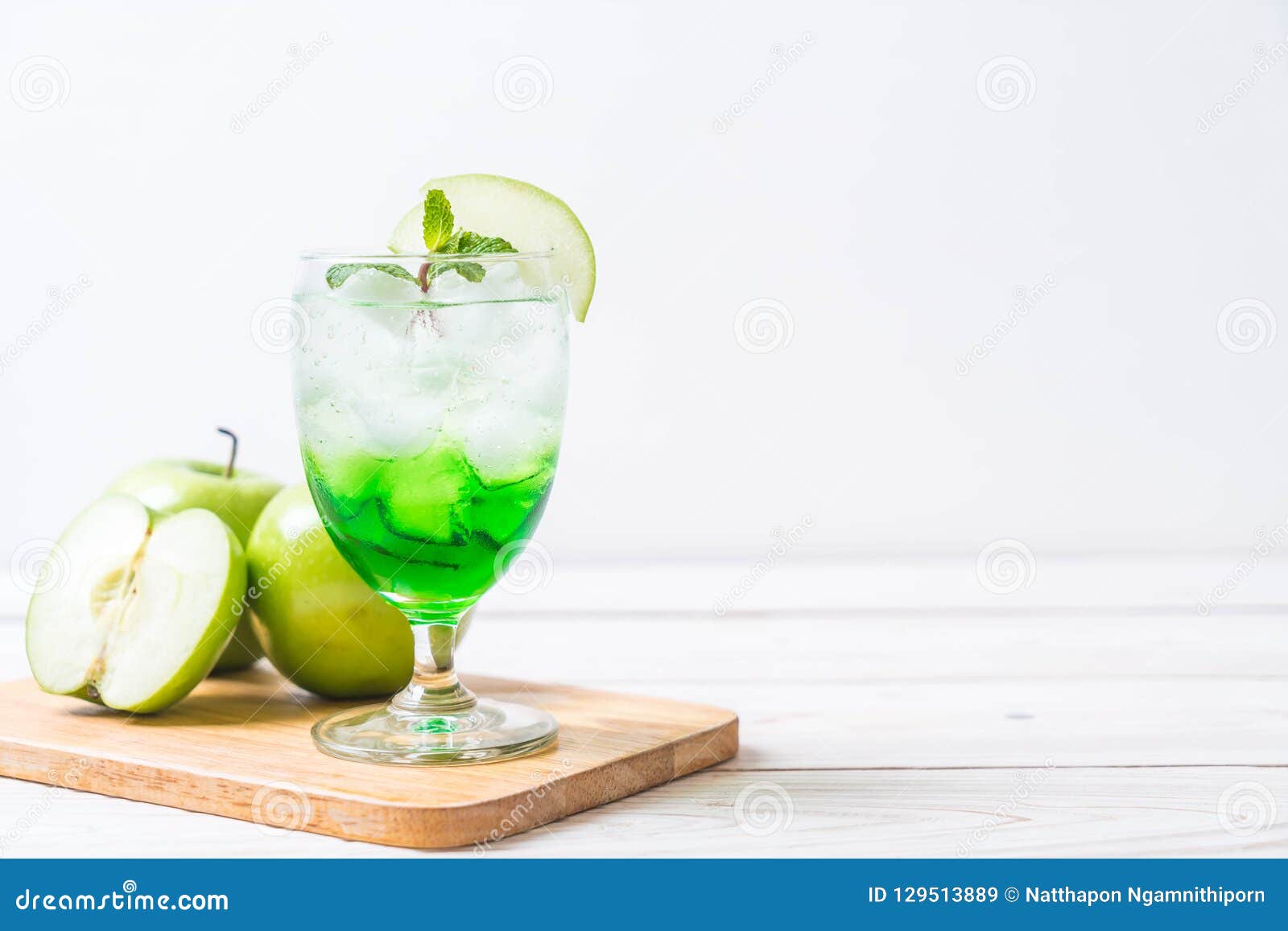 Soda verde de la manzana imagen de archivo. Imagen de cristal - 129513889