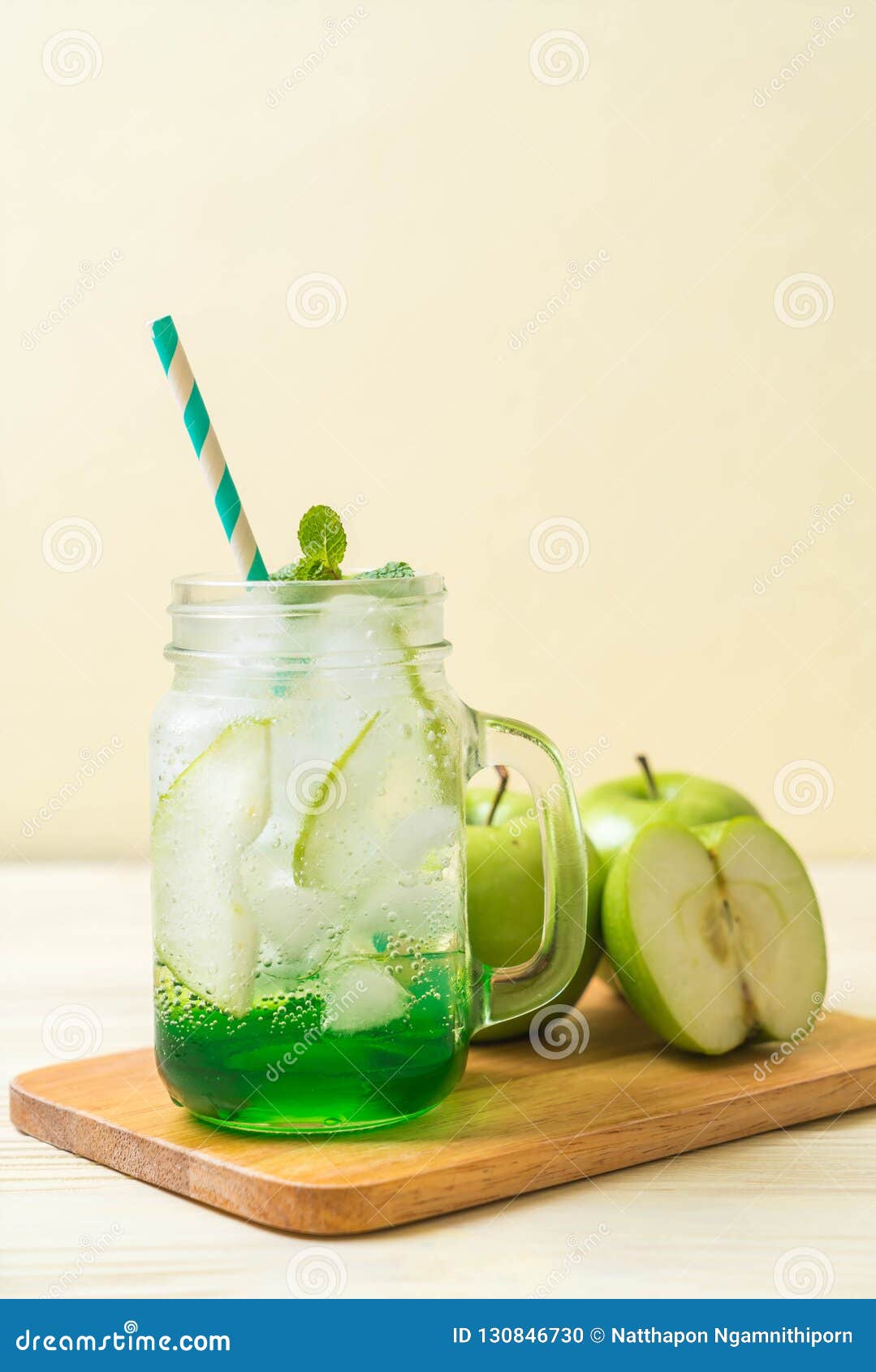 Soda verde de la manzana foto de archivo. Imagen de alimento - 130846730