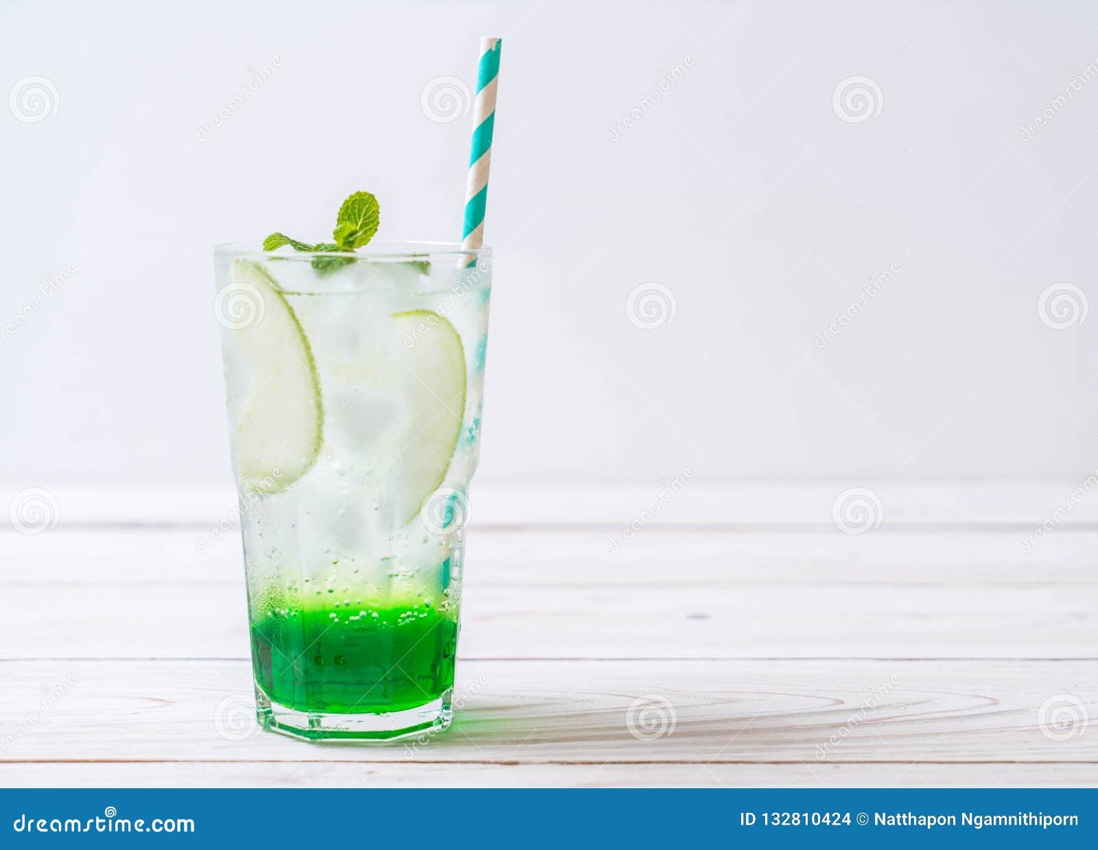 Soda verde de la manzana foto de archivo. Imagen de menta - 132810424