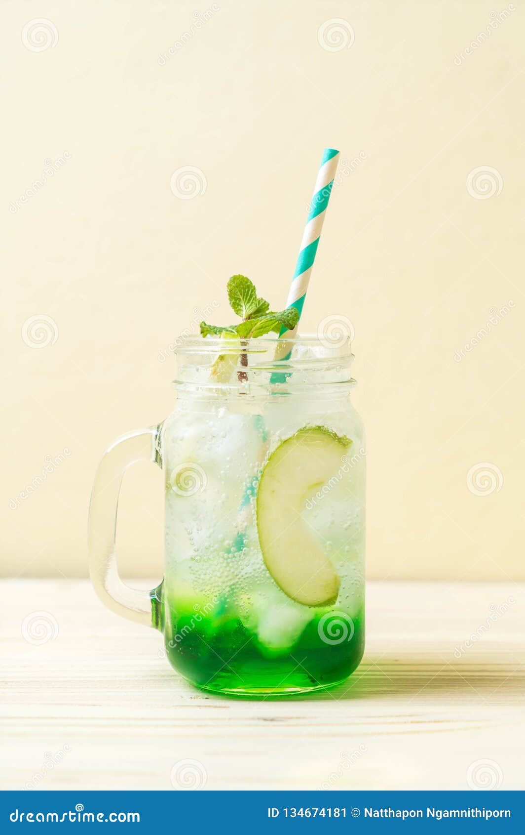 Soda verde de la manzana imagen de archivo. Imagen de jugo - 134674181