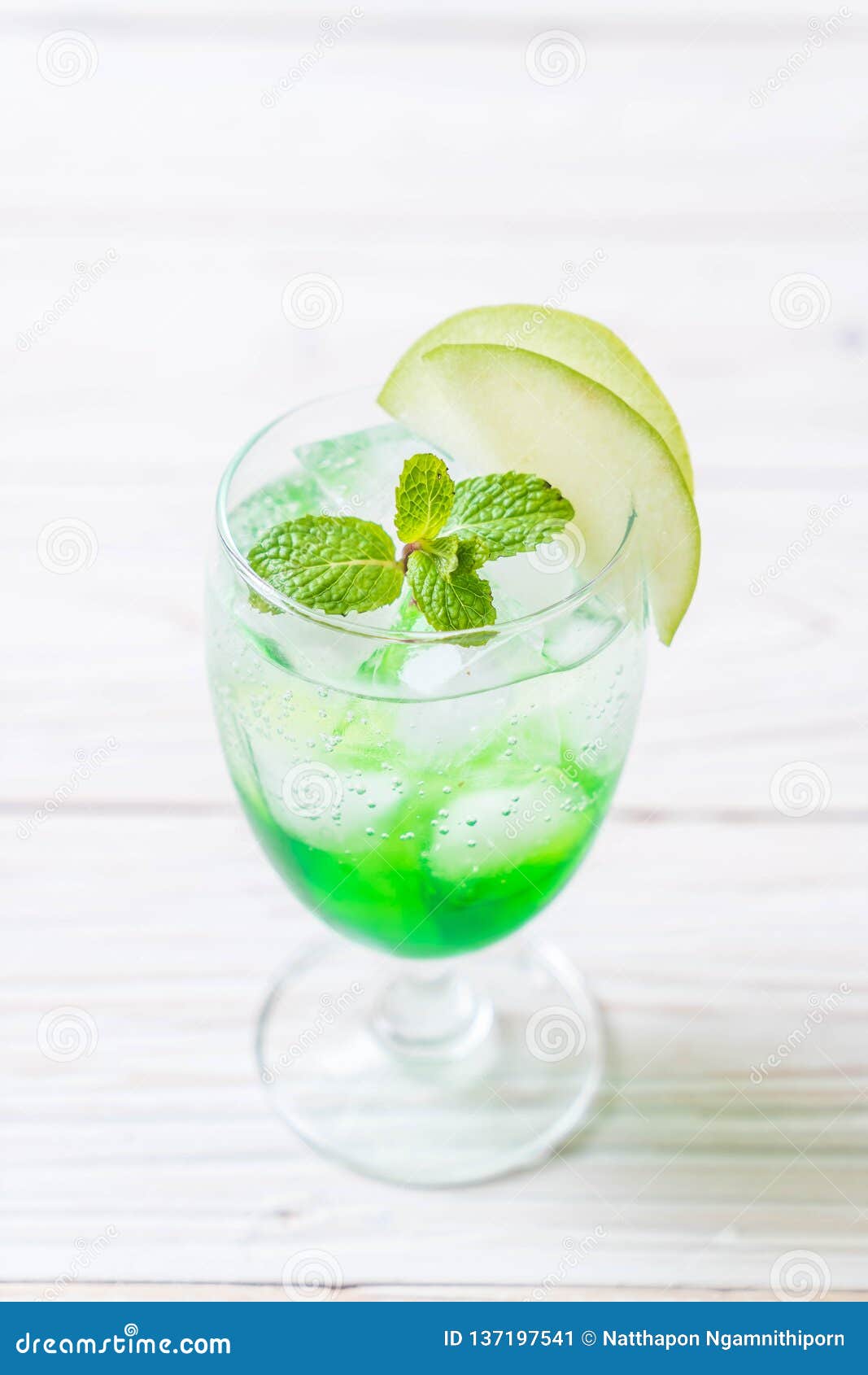 Soda verde de la manzana imagen de archivo. Imagen de soda - 137197541