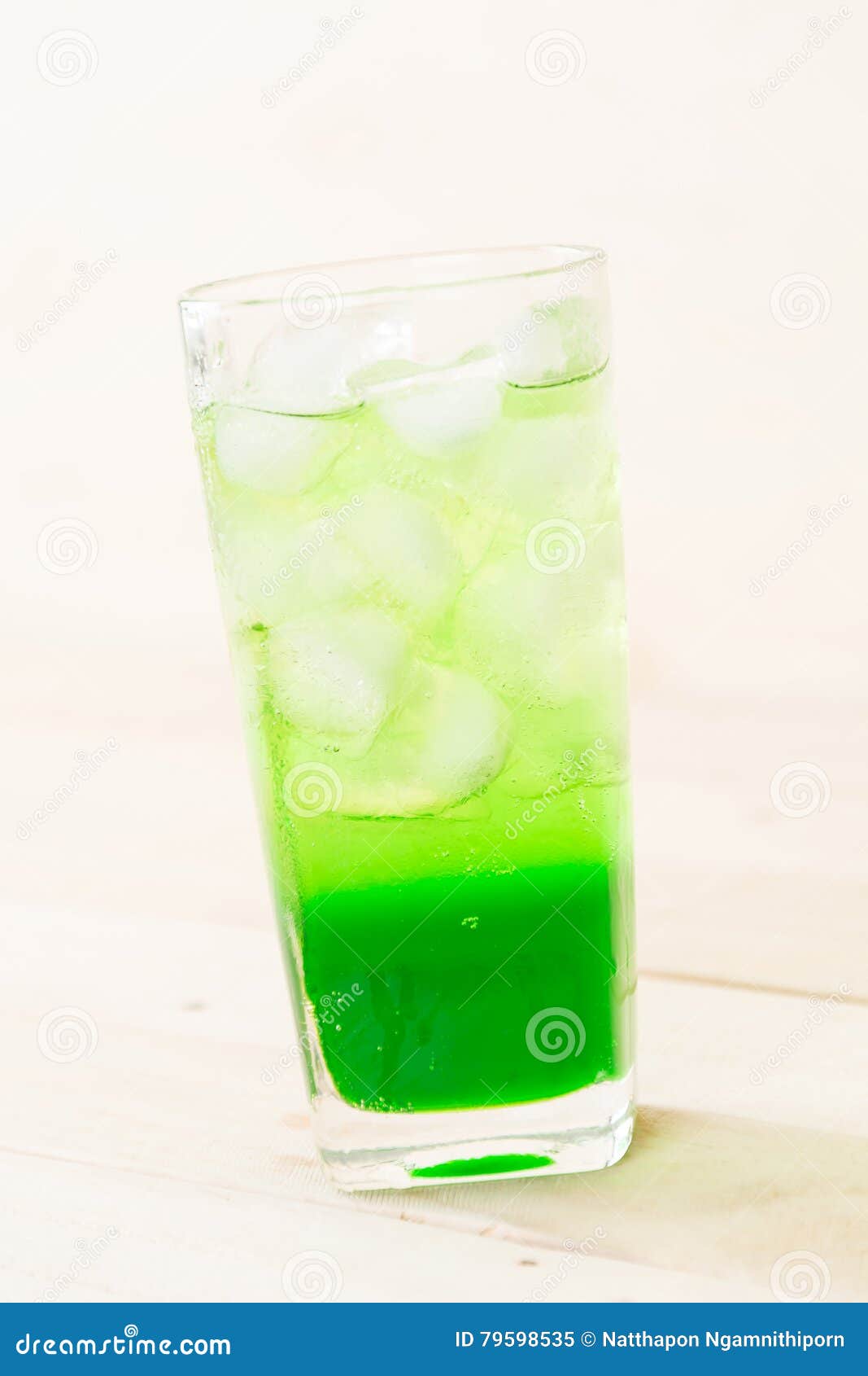 Soda verde en la madera imagen de archivo. Imagen de soda - 79598535