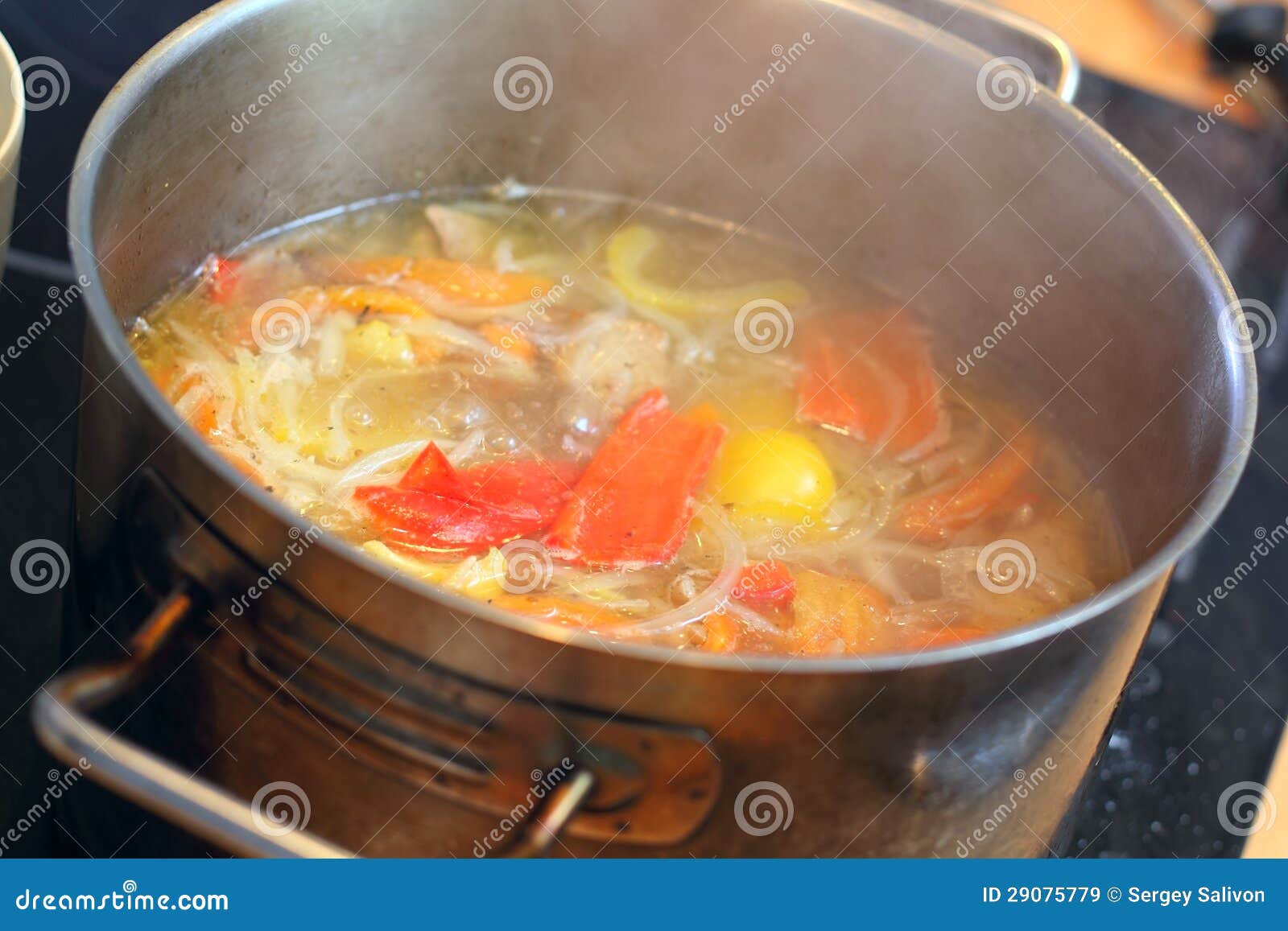 Soep in de steelpan stock afbeelding. Image of hutspot - 29075779