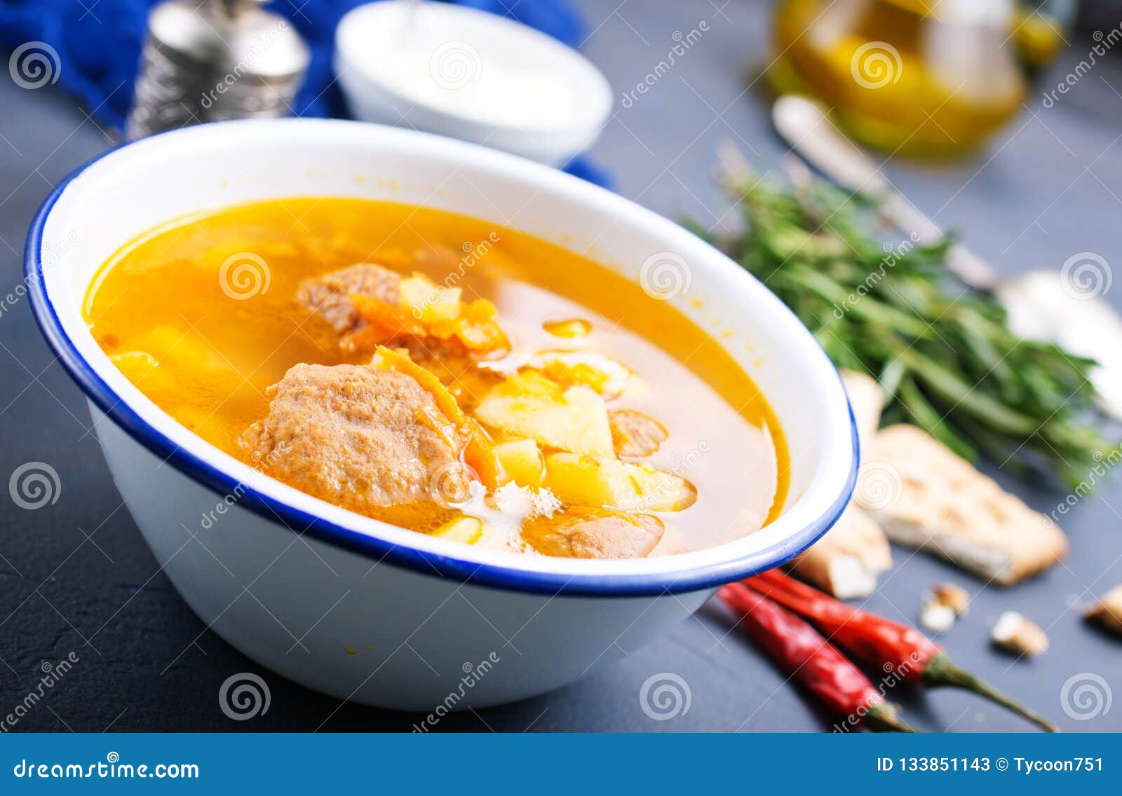 Soep in kom stock afbeelding. Image of koken, vleesballetje - 133851143