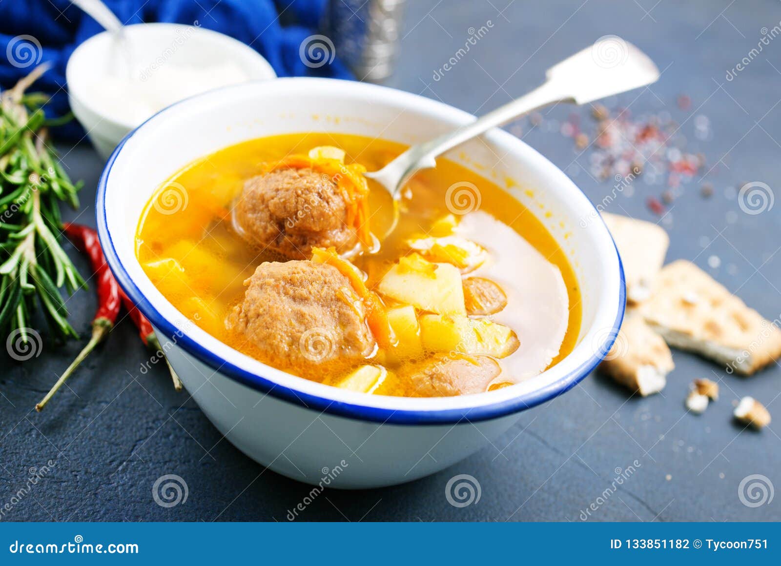 Soep in kom stock foto. Image of saus, vlees, gekookt - 133851182