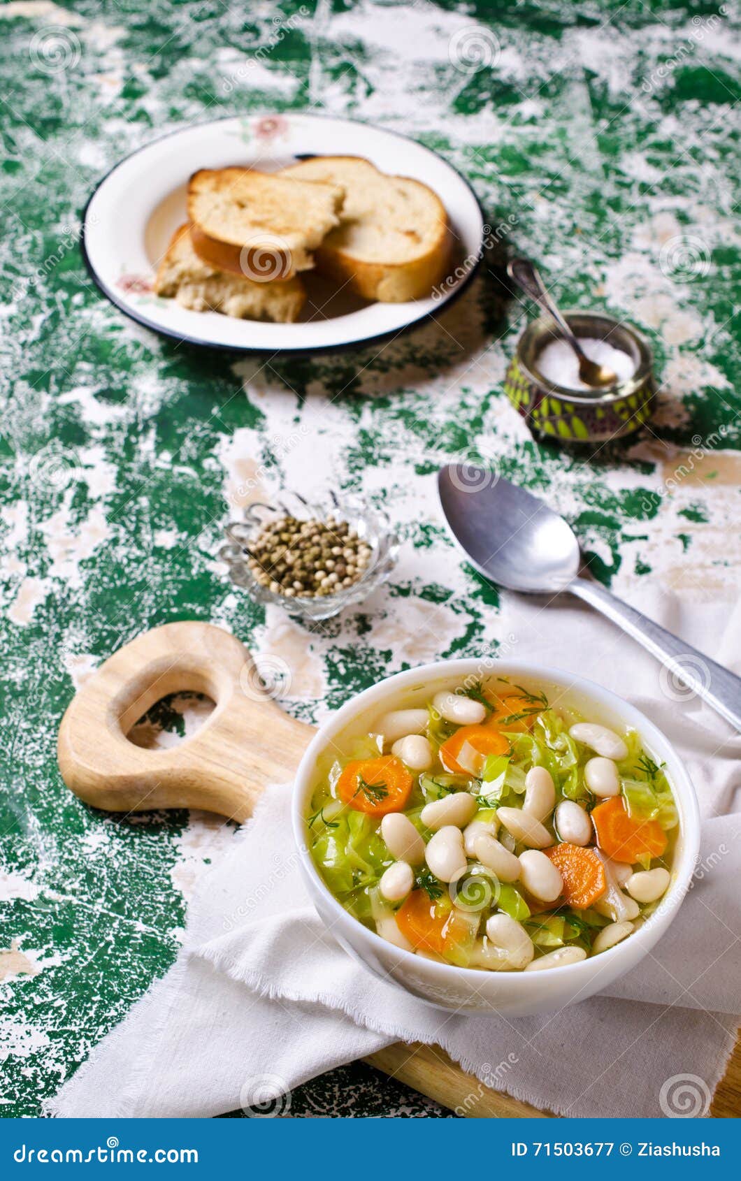Soep met groenten en bonen stock afbeelding. Image of dieet - 71503677