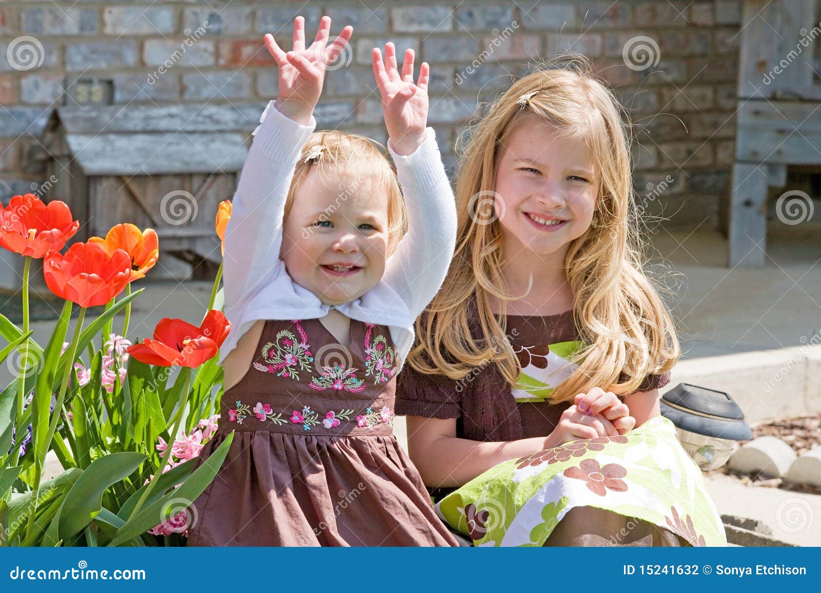 Soeurs photo stock. Image du espiègle, familles, filles - 15241632