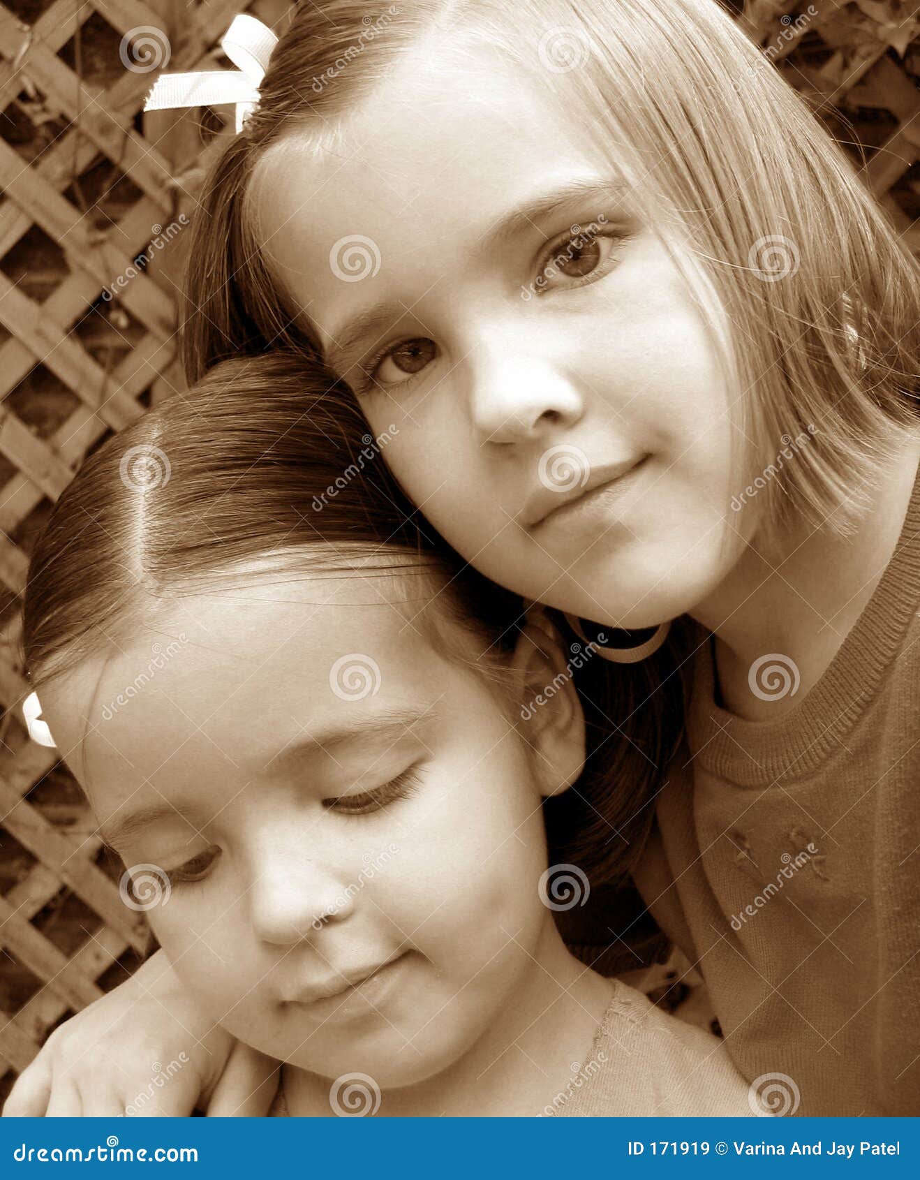 Soeurs. image stock. Image du rapport, mignon, kumpel, copain - 171919