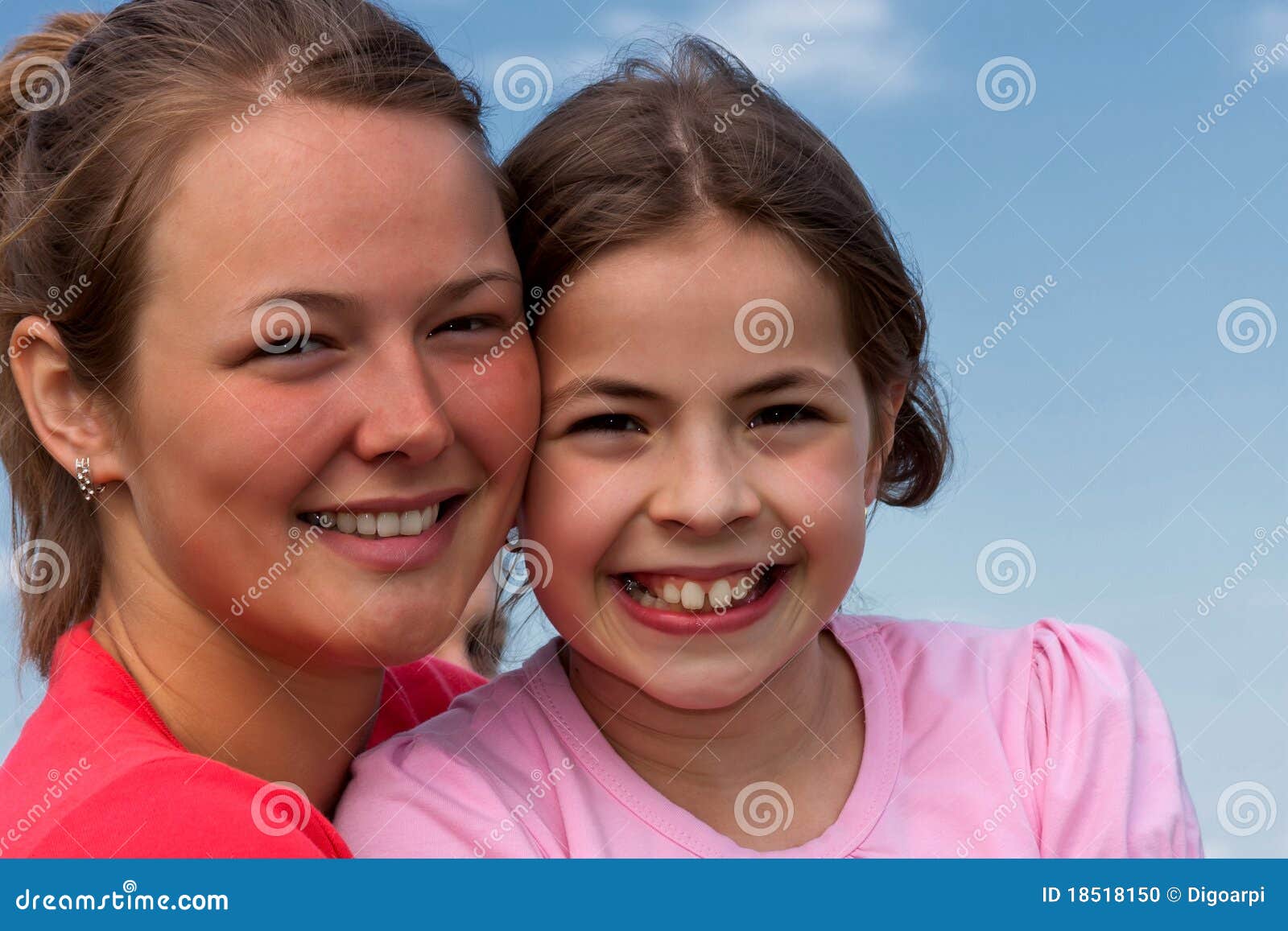 Soeurs photo stock. Image du rouge, été, plaisir, extérieur - 18518150