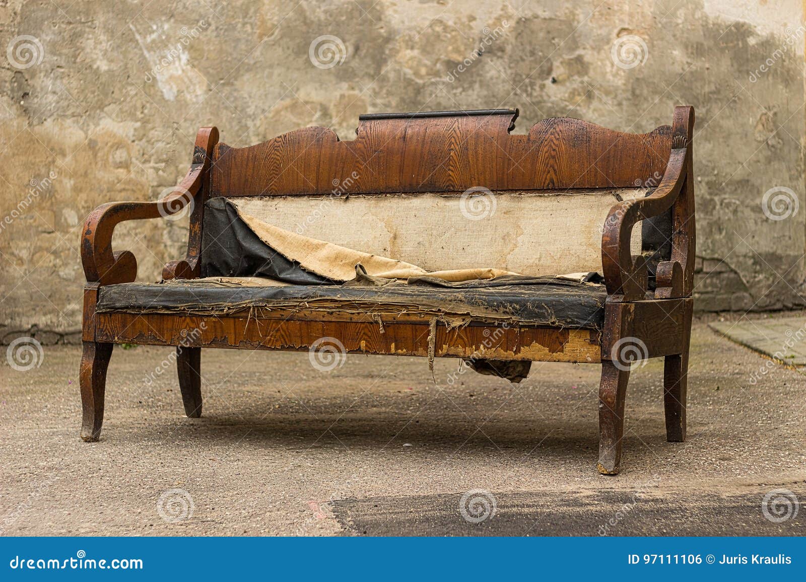 Sofá Abandonado Rasgado Sucio Viejo Del Vintage, Sofá Foto de archivo ...