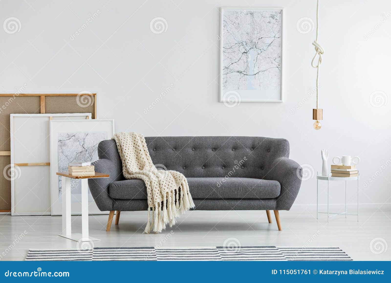Sofá gris en sitio moderno imagen de archivo. Imagen de minimalismo ...