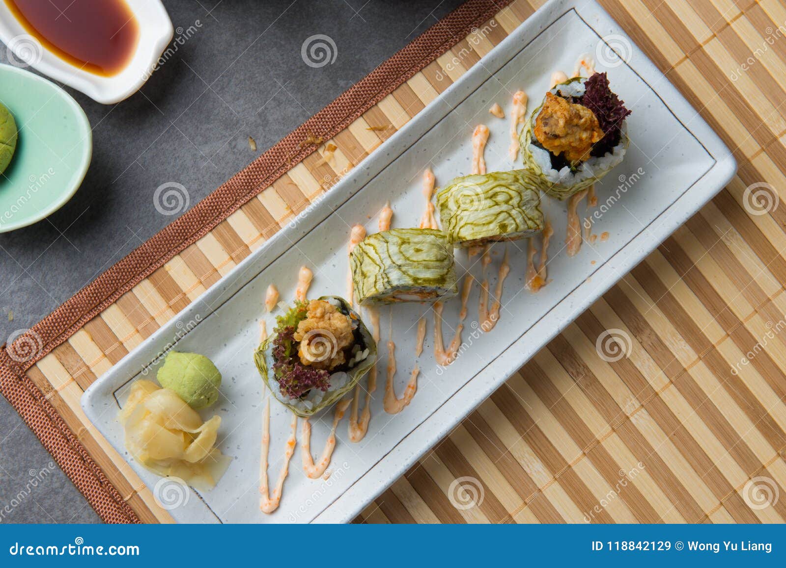 Soft shell crab roll sushi stock image. Image of salmon - 118842129