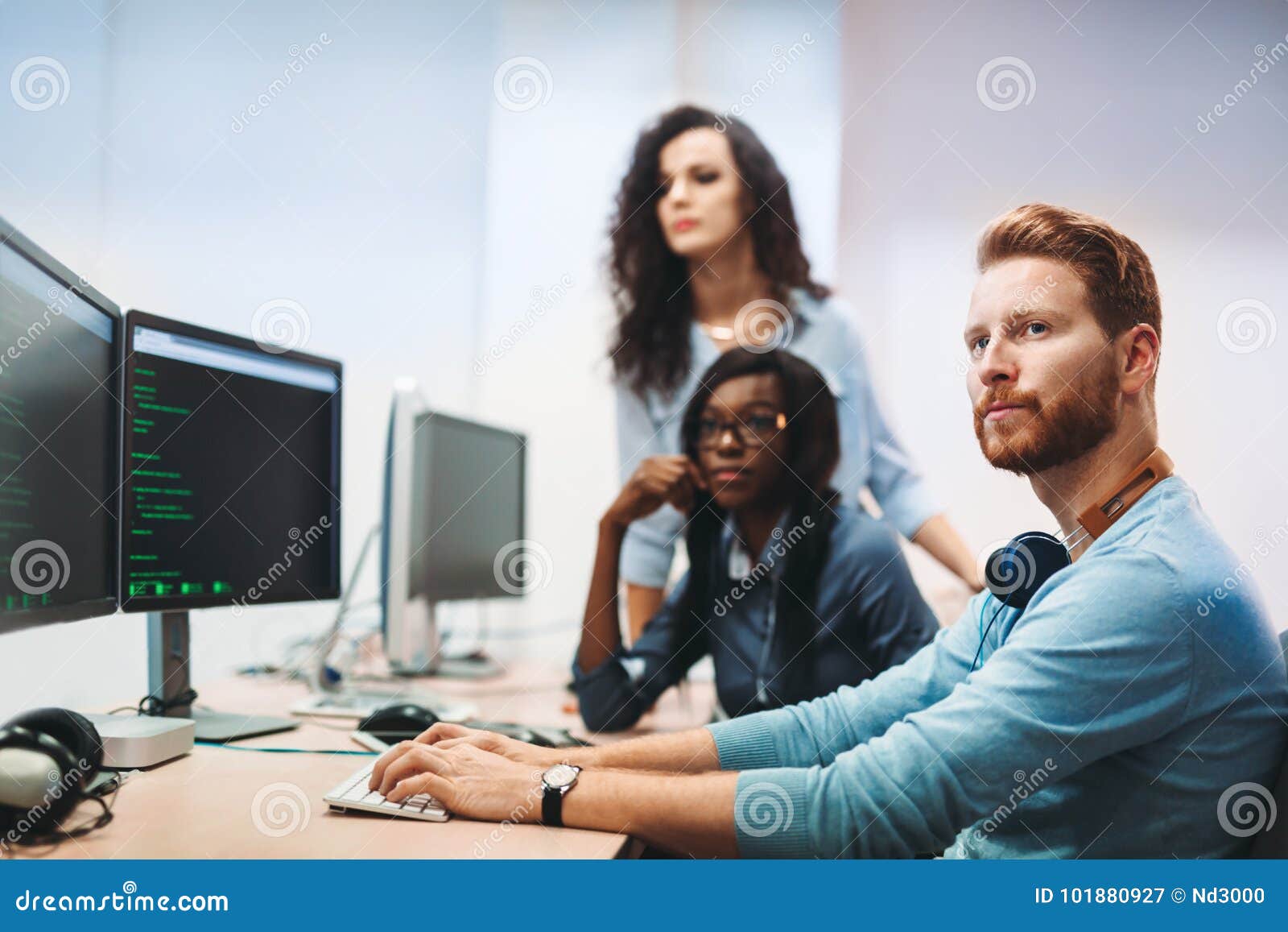 Software Engineers, Die an Projekt Arbeiten Und in Der Firma ...