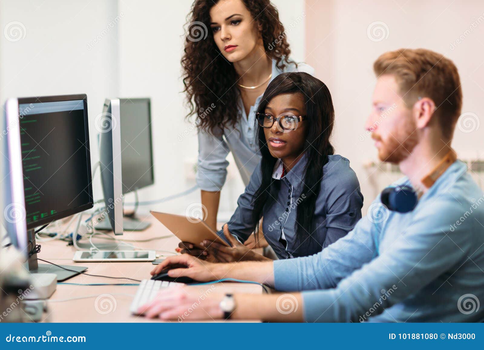 Software Engineers, Die an Projekt Arbeiten Und in Der Firma ...