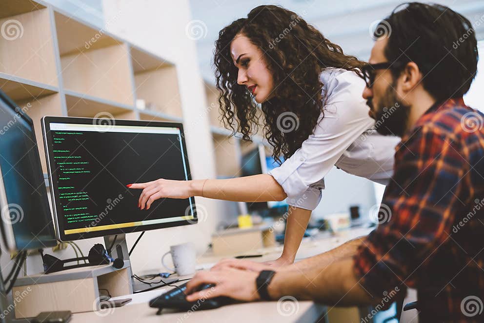 Software Engineers Que Trabajan En Proyecto Y Que Programan En Compañía Imagen de archivo ...